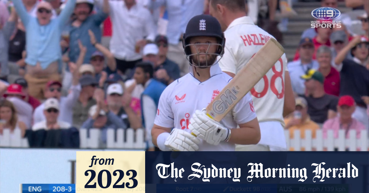 Video: Duckett falls into Aussie trap