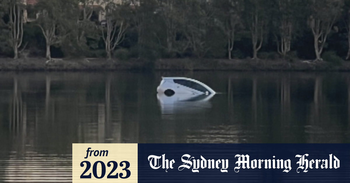 Video: Car spotted sinking in Gold Coast lake