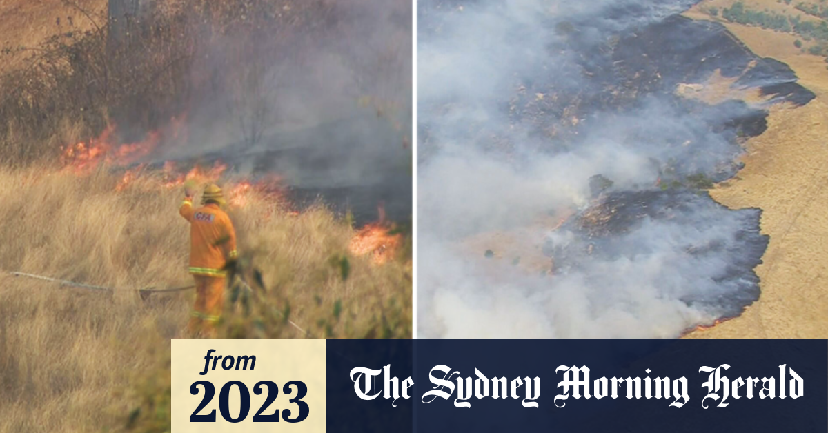 Video: Hundreds of firefighters battle Victoria fire