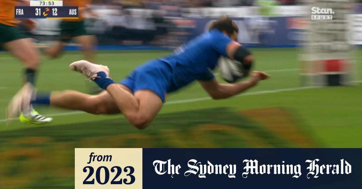 Video: Penaud toys with Wallabies defence