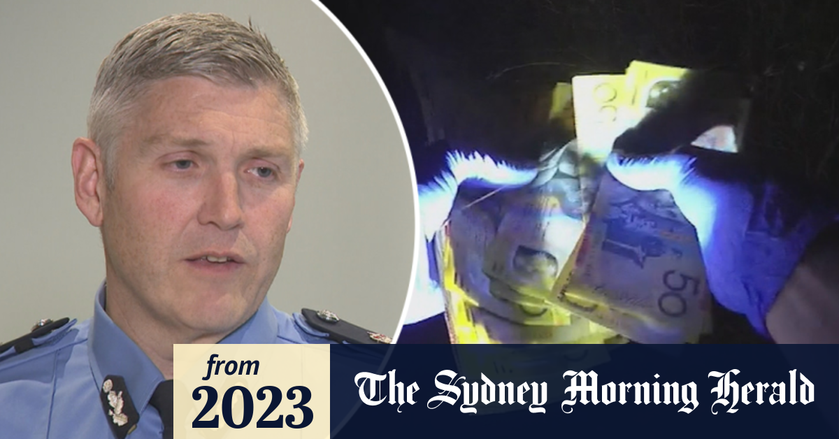 Video: Thousands of dollars cash scattered on Perth freeway