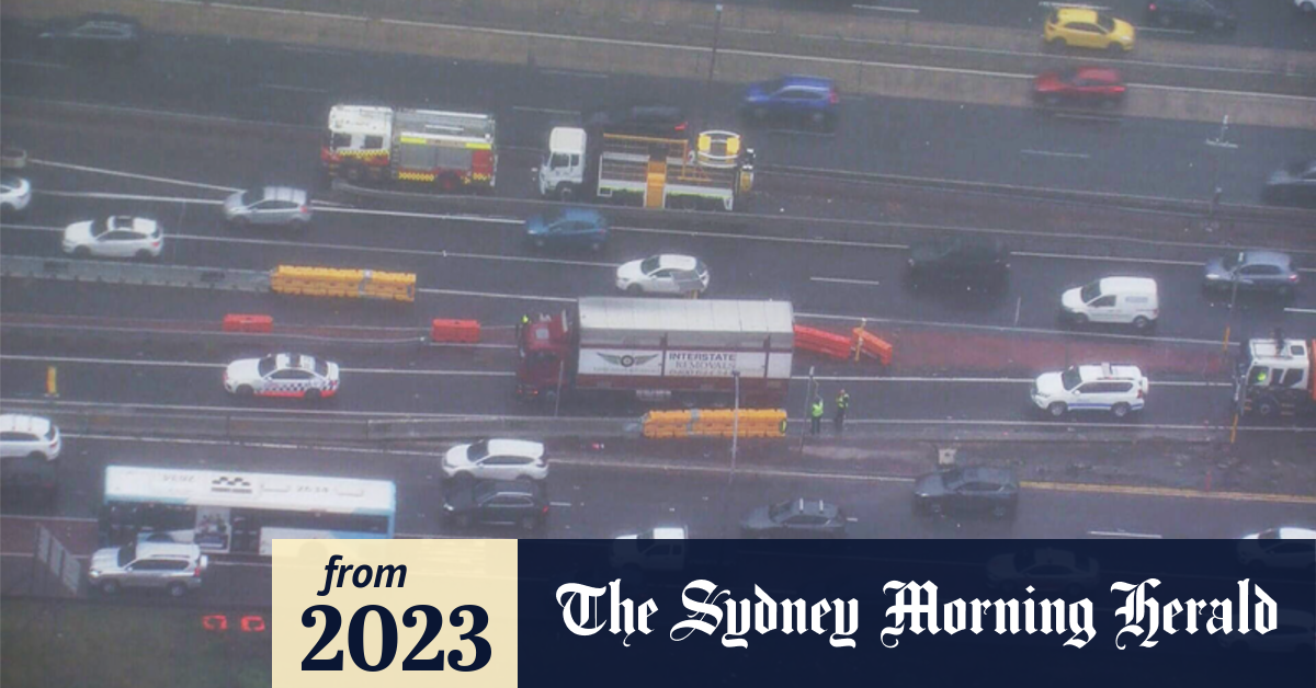 Video: Over-height truck blocks Sydney tunnel