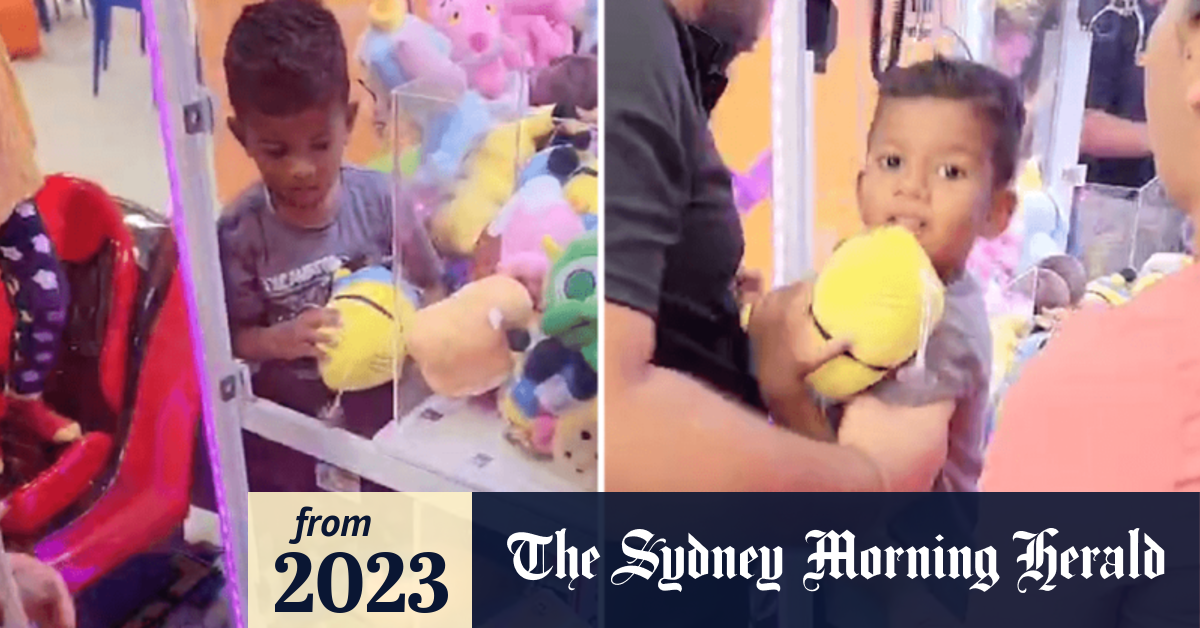 Video: Queensland toddler gets stuck in claw machine