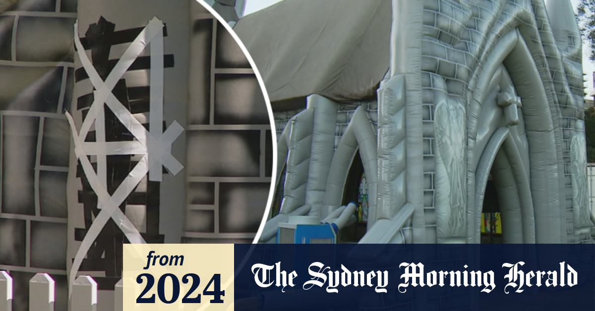 Video: Fringe venue deflated while people were inside