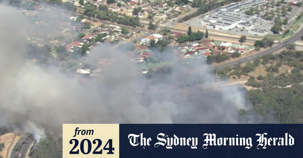 Video: Bushfire south of Perth threatening homes and theme park