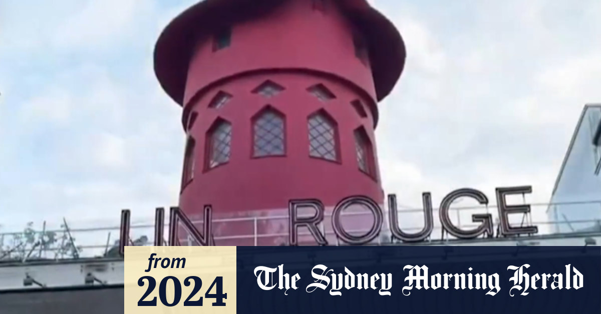 Video: Moulin Rouge windmill falls off