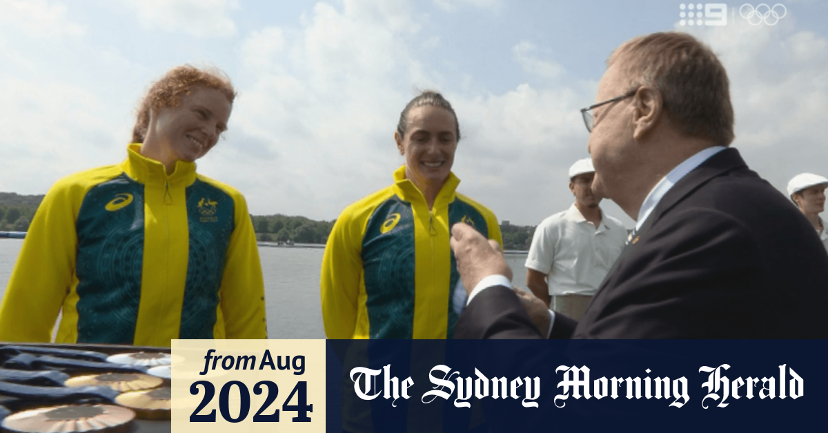 Video: Rowing pair crowned bronze in heartwarming scenes