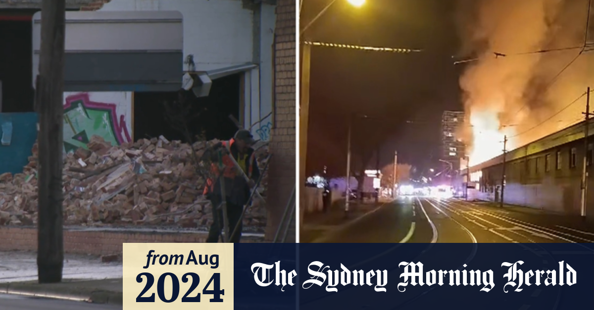 Video: Melbourne suburb covered in smoke as fire tears through ...