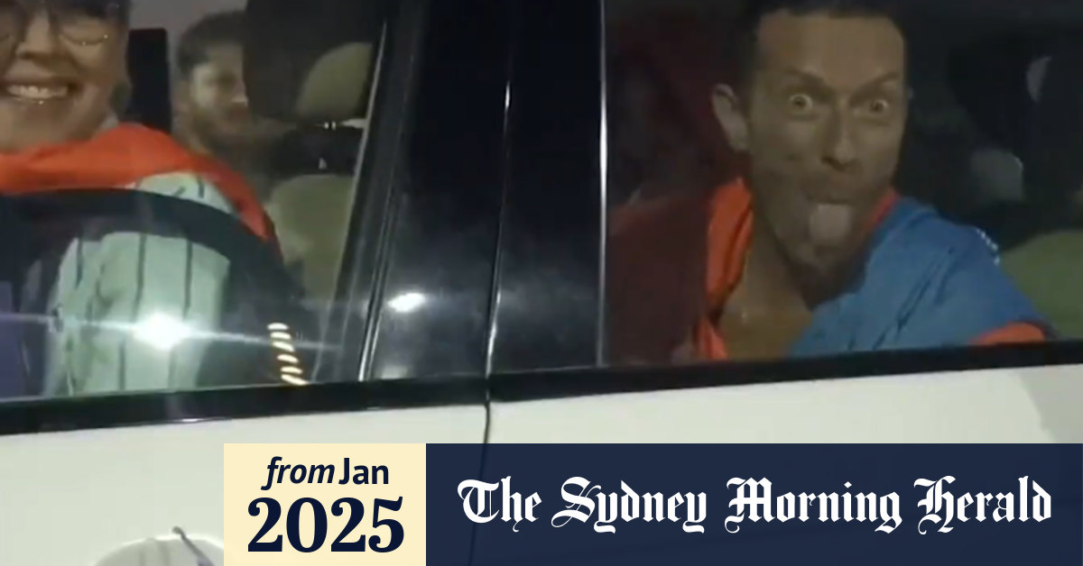 Video: Coldplay's Chris Martin and girlfriend Dakota Johnson arrive at ...