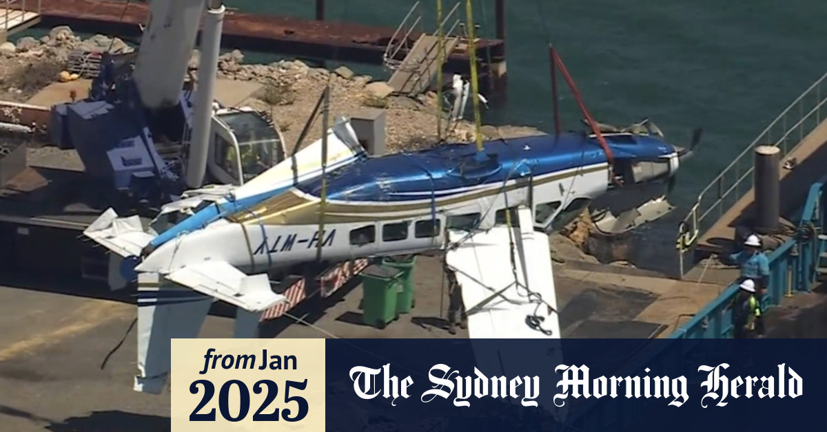 Video: Investigators retrieve wreckage after fatal WA seaplane crash