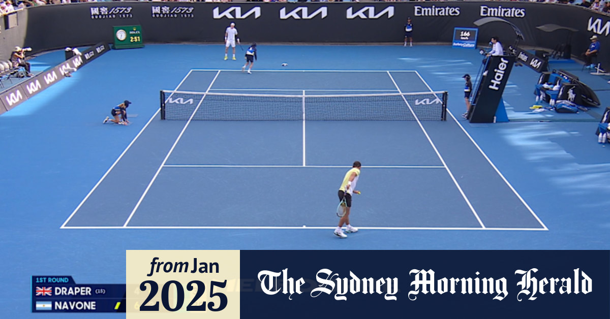 Video: Ball boy's awkward moment after losing shoe