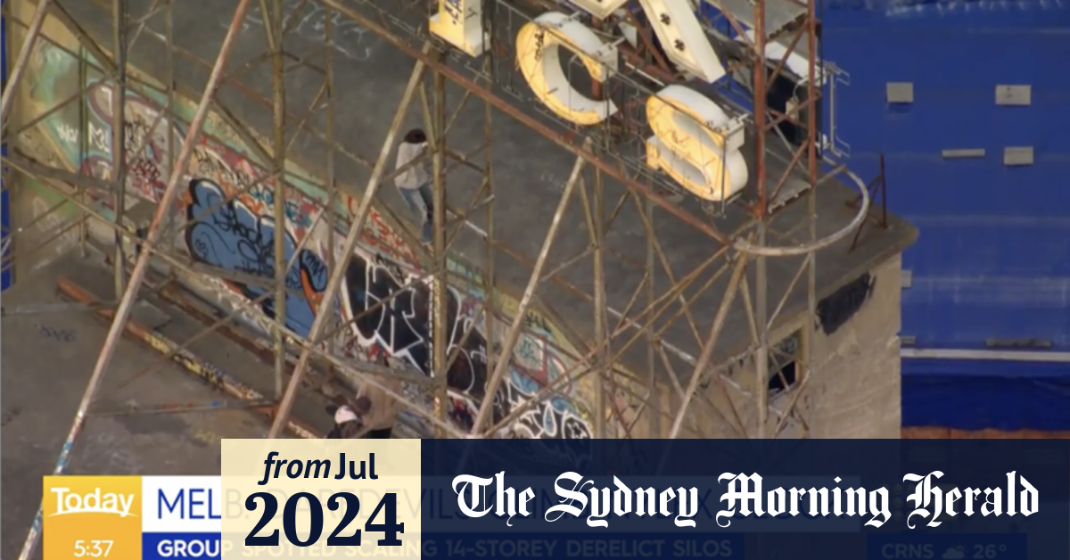 Video: Teenagers filmed scaling Melbourne's 14-storey Nylex Clock