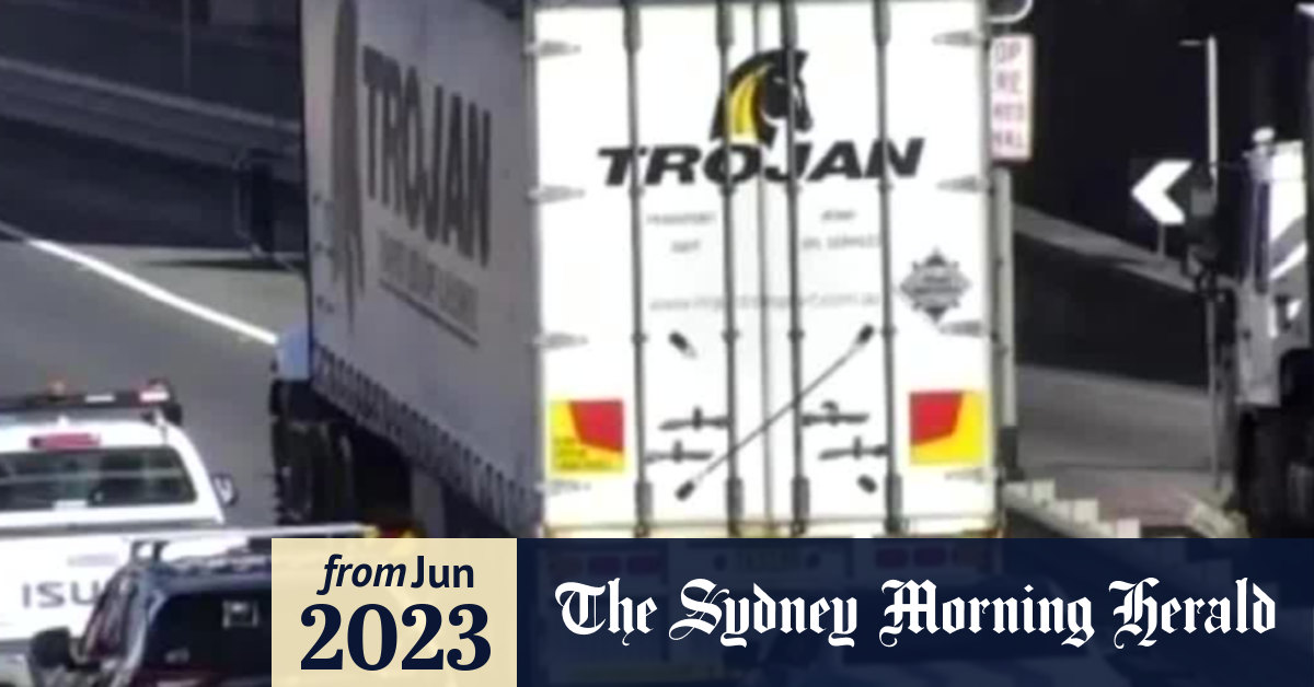 Video: Over-height truck stops harbour traffic