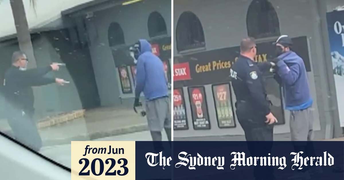 Video: Police officer pulls gun in Sydney takedown