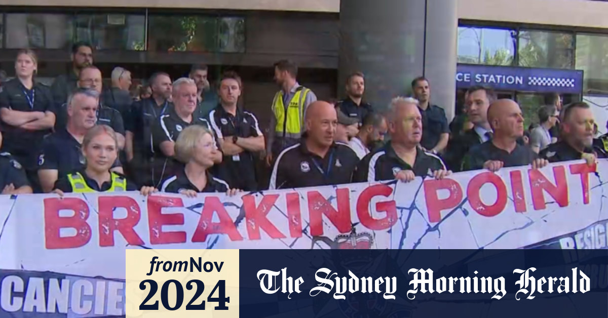 Video: Hundreds of police officers walk off the job at Victorian ...