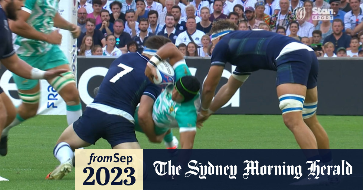 Video: Head clash goes unnoticed by match officials