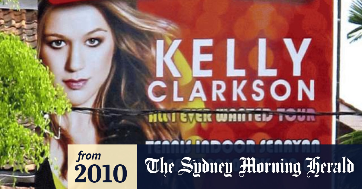 Video: Kelly Clarkson ignites smoking row