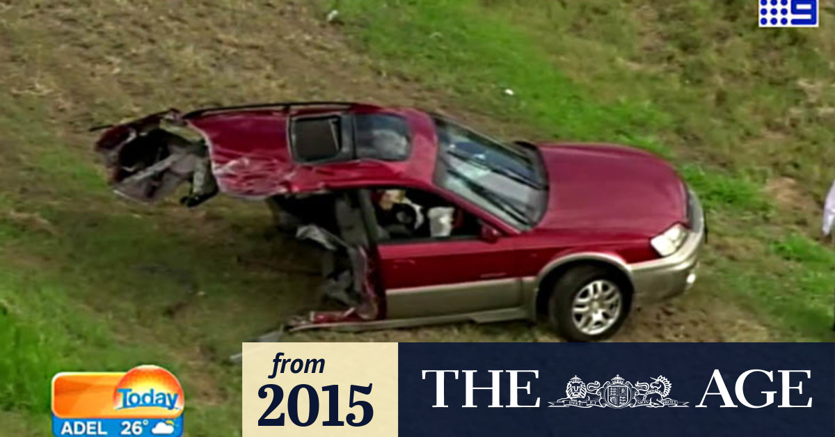 Video: Car splits in two during pursuit