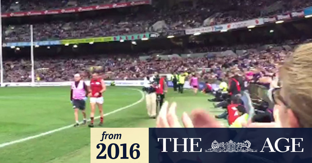 Video: Fremantle Dockers fans give warm reception to Ryan Crowley