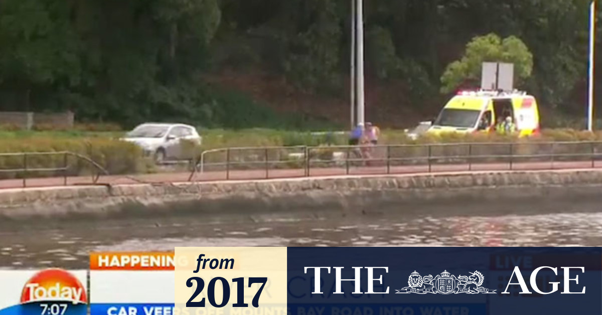 Video: Car crashes into the Swan River