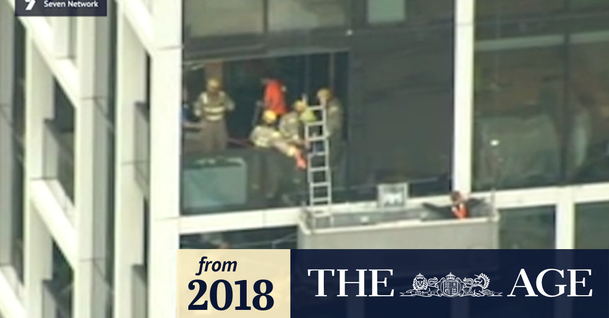 Video: Sky-high window cleaners rescue