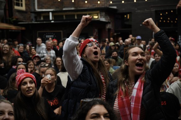 AFL grand final 2022: Sydney Swans fans unite to support their AFL heroes