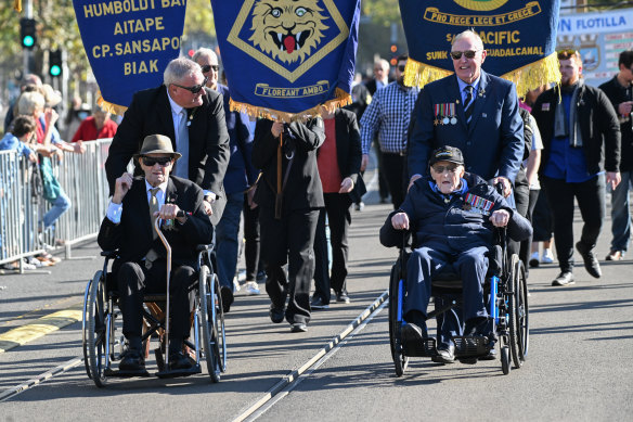 Anzac Day 2023: Thousands gather in Melbourne as Korean War veterans ...