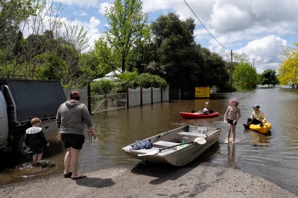 NSW floods: Forbes flooding risk despite clear blue skies