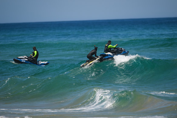 Gunnamatta Beach: 20-year-old still missing after father, brother ...