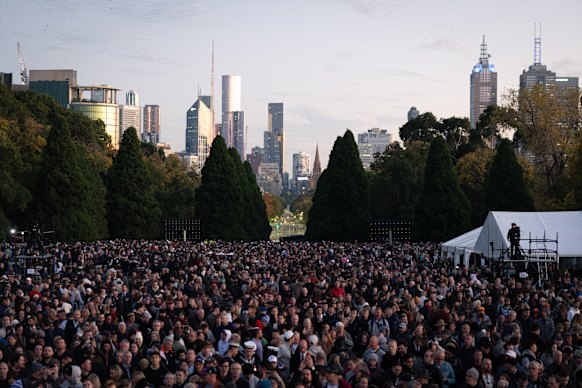 Anzac Day Welcome to Country: Booing an Aboriginal elder at a solemn ...