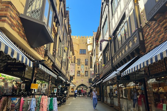Kwinana Freeway closure: Two people arrested after crashing stolen car