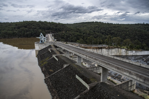 Warragamba Dam: NSW government says raising wall could save thousands