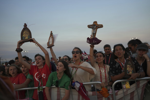 Crowd of 1.5 million brave heat to see the Pope