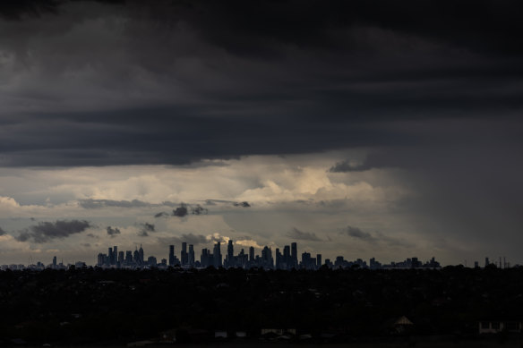 Melbourne weather: Over 500 calls for help as Melbourne, Geelong ...