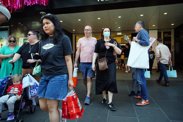 Christmas shopping: People skip Christmas queues to wait for Boxing Day ...