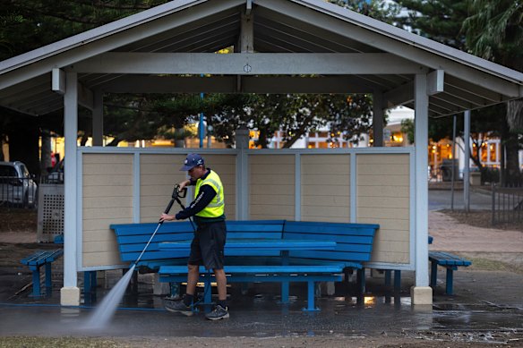 Coogee Beach Christmas party: Backpackers flock to Coogee after Bronte ...