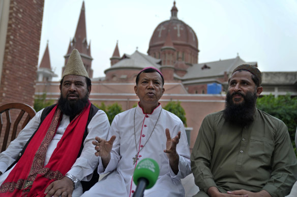 Muslim mobs attack churches in Pakistan