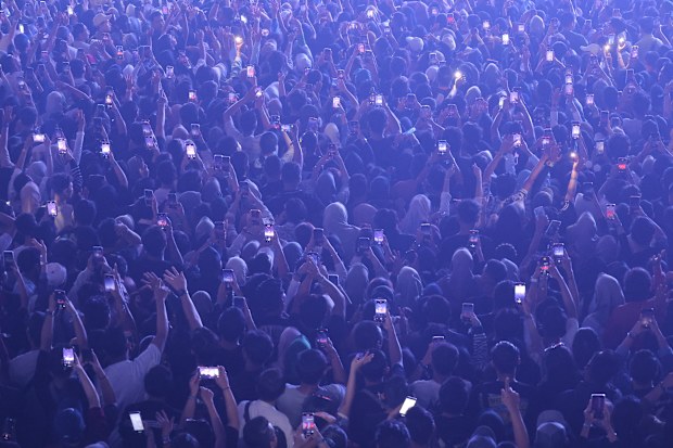 Artists like Phoebe Bridgers are banning phones at concerts - and fans ...