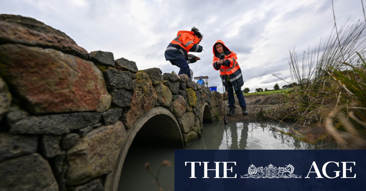 Derrimut fire, chemical explosion pollutes Melbourne waterways