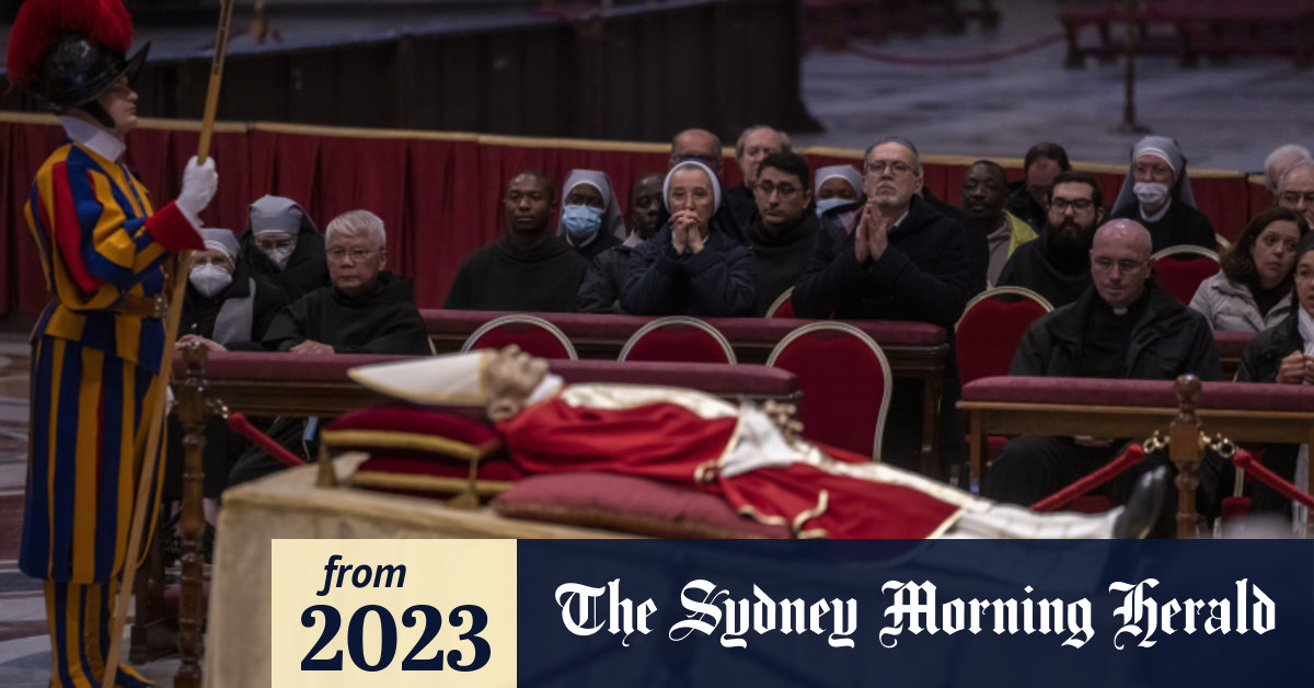 Pope Benedict: Tens of thousands view body of former pope