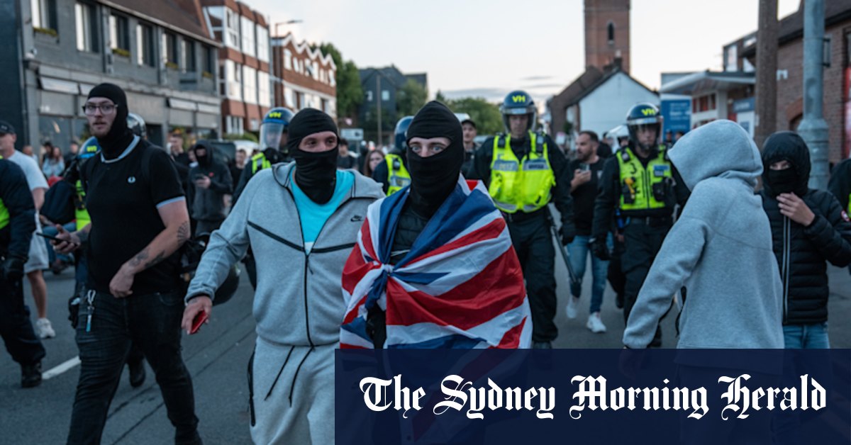 Epping Forest protests: Locals clash with police over asylum seeker ...