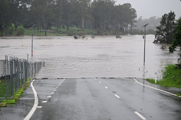 Heavy rain batters northern Queensland amid severe thunderstorms