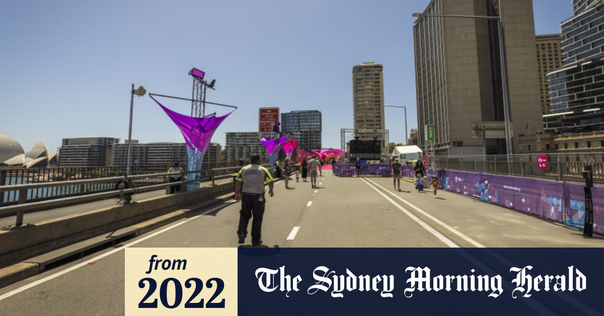 ‘Less than capacity’: Crowds bail on Sydney street party as Omicron spreads