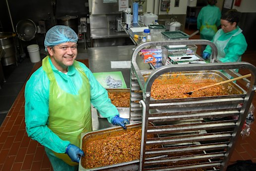 Coronavirus Victoria: State Parliament kitchens make 300,000 meals for poor