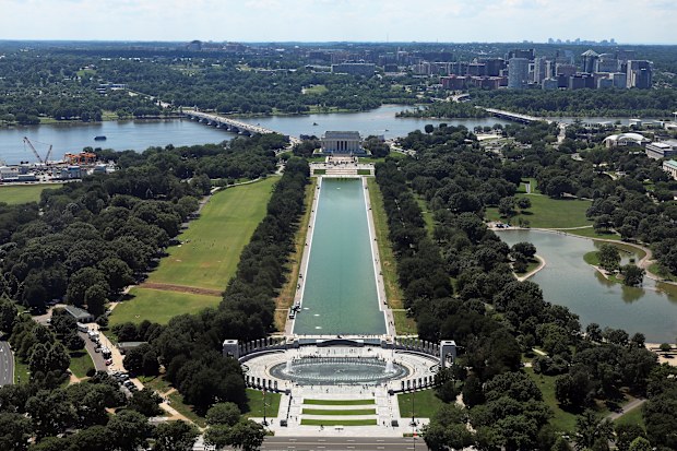Lincoln Reflecting Pool turns bright green after Trump renovation ...
