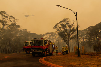 NSW fires: RFS warn South Coast holidaymakers may be trapped by ...