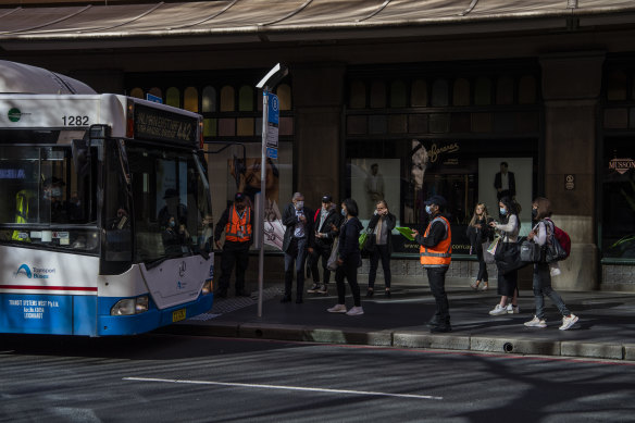 Commuter chaos looms as Sydney bus drivers threaten 24-hour strike