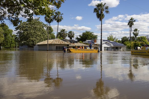 NSW floods: Condobolin, Euabalong SES warnings issued as Lachlan River ...