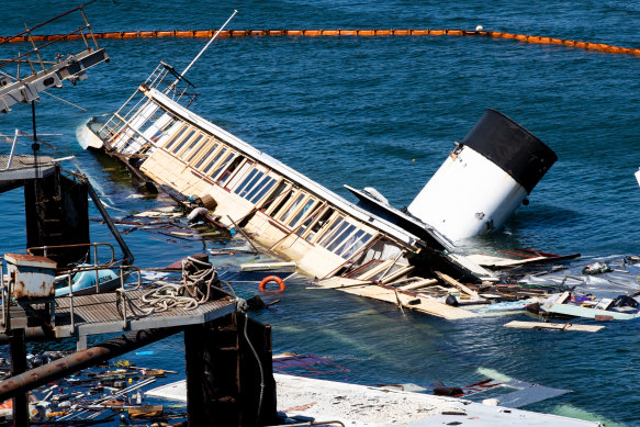 The race to pull the wreck of the Baragoola from Sydney Harbour