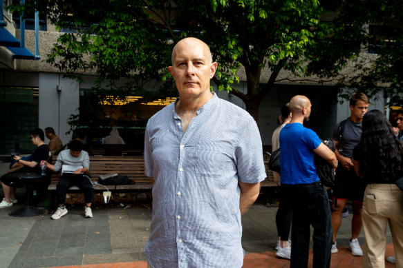 Sydney University professor bans laptops in his lectures